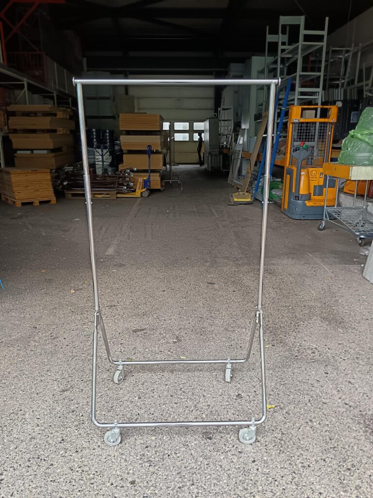 Stender / Porte-habits chromé réglable sur roulettes – Occasion - Ecocube